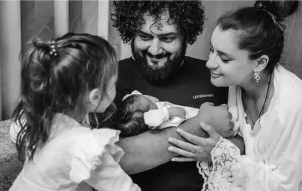 İkinci çocuğunu kucağına alan Atiye'den ilk fotoğraf! İşte Neva bebek...