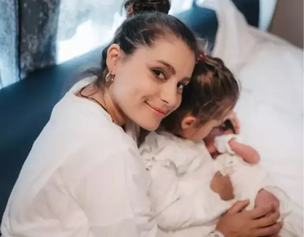 İkinci çocuğunu kucağına alan Atiye'den ilk fotoğraf! İşte Neva bebek...